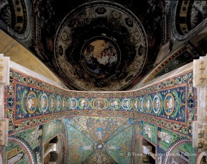 L'intradosso dell'arco di accesso visto dal basso – Folia Magazine